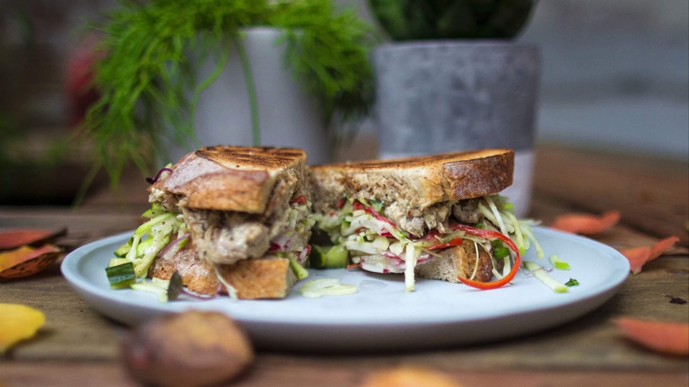 Henry Lee's, Redfern Review