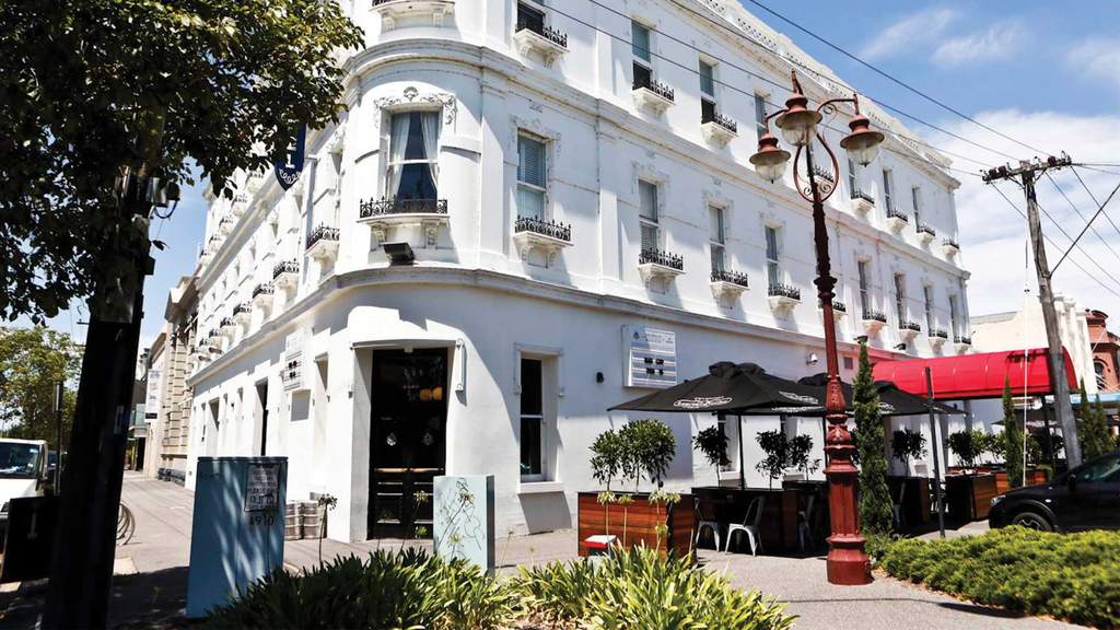 Middle Park Hotel, Middle Park Review