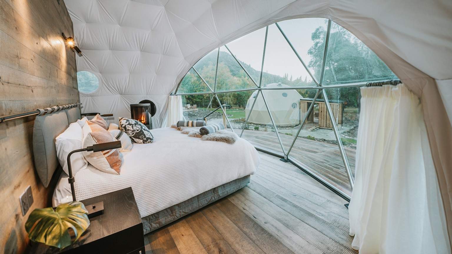 This New High Country Lodge Comes with Six Cocoon-Like Sleeping Pods ...