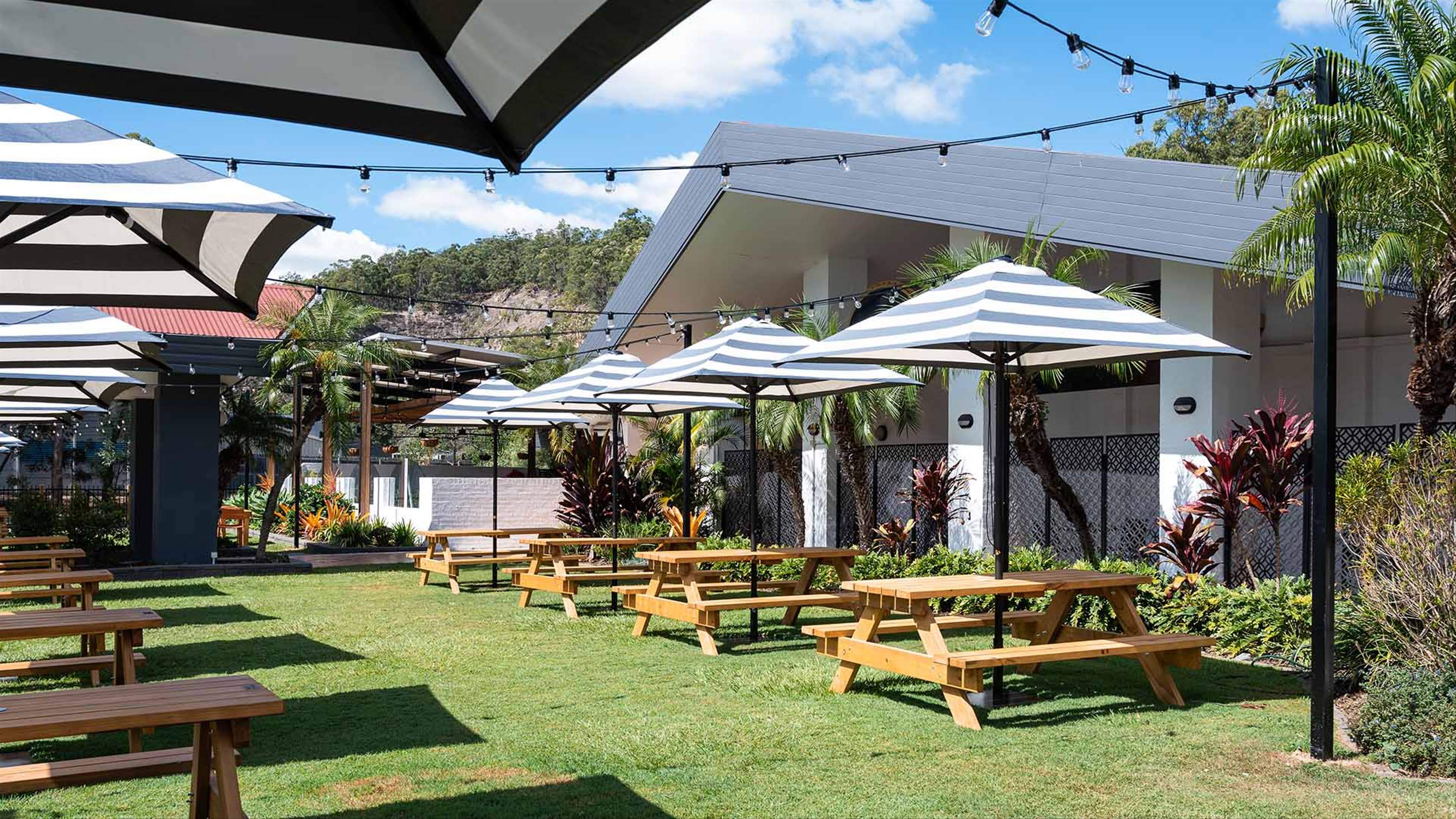 Salisbury Hotel, Salisbury Review