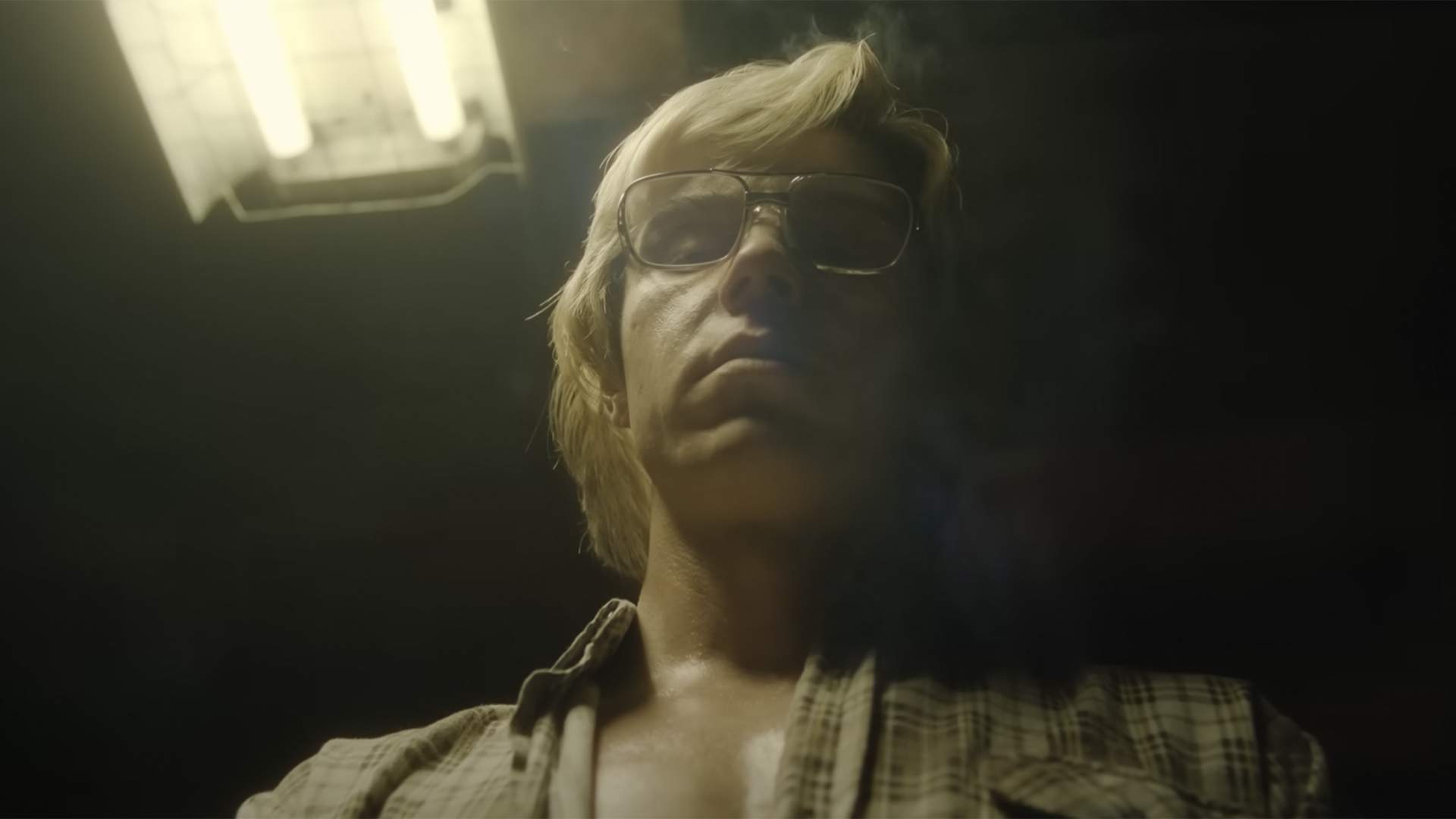 Evan Peters Transforms Into Jeffrey Dahmer in the Unsettling Trailer ...