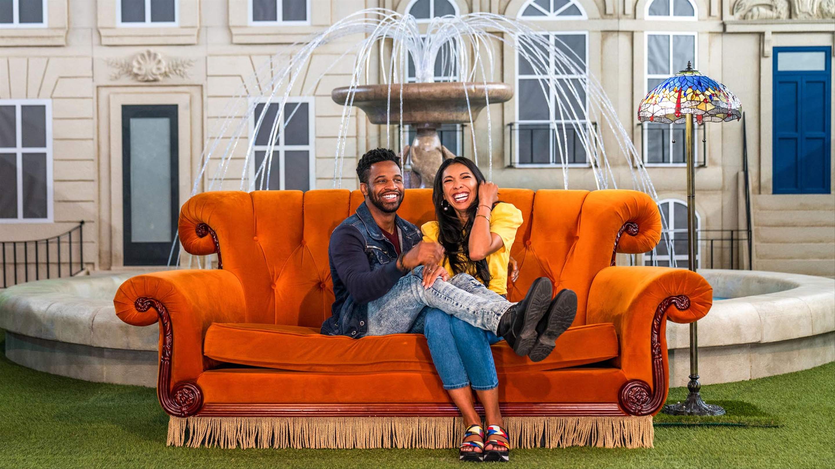 Replicas of Central Perk, That Orange Couch and the 'Friends' Fountain ...