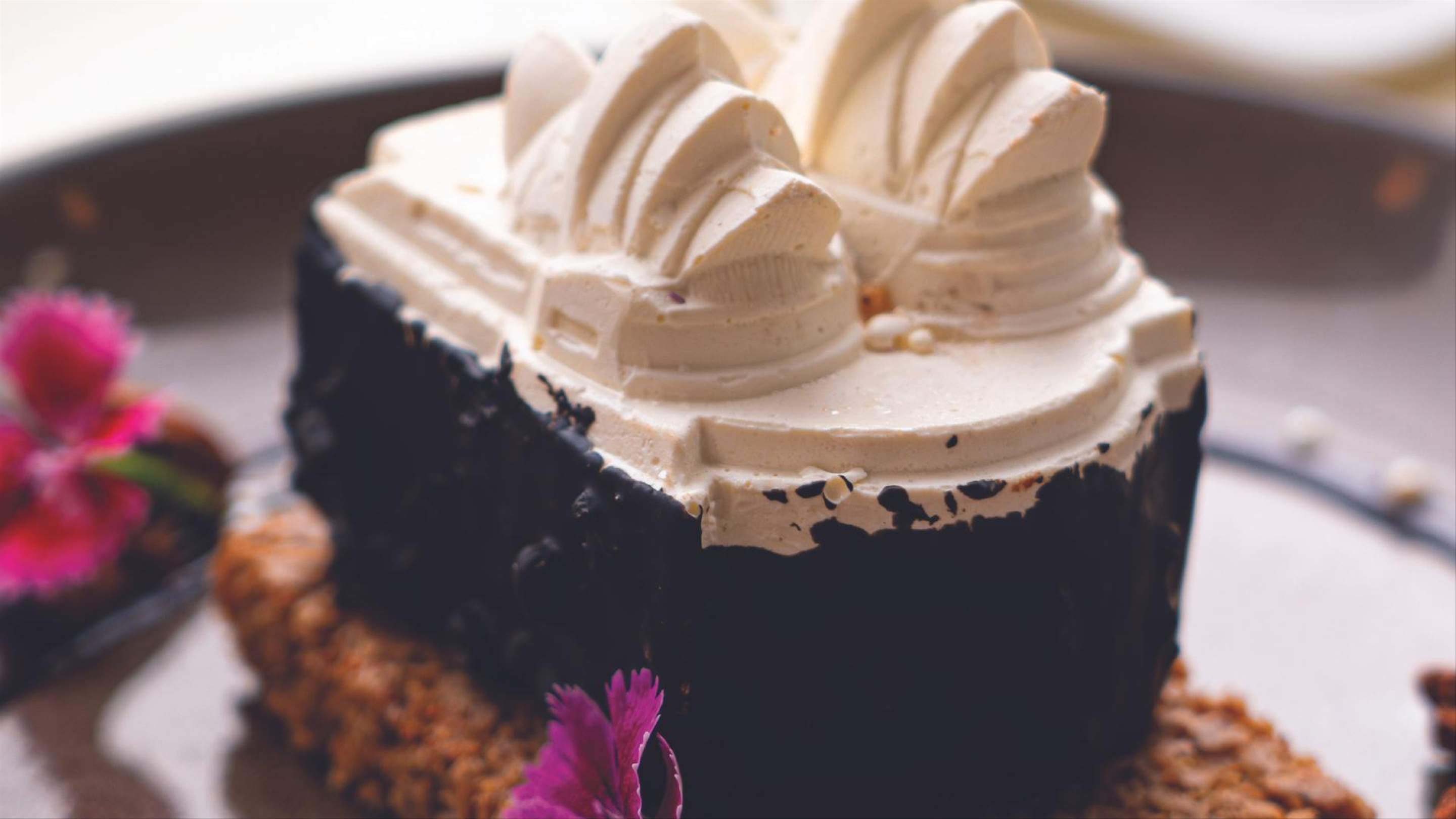 Luna Lu, The Rocks Review