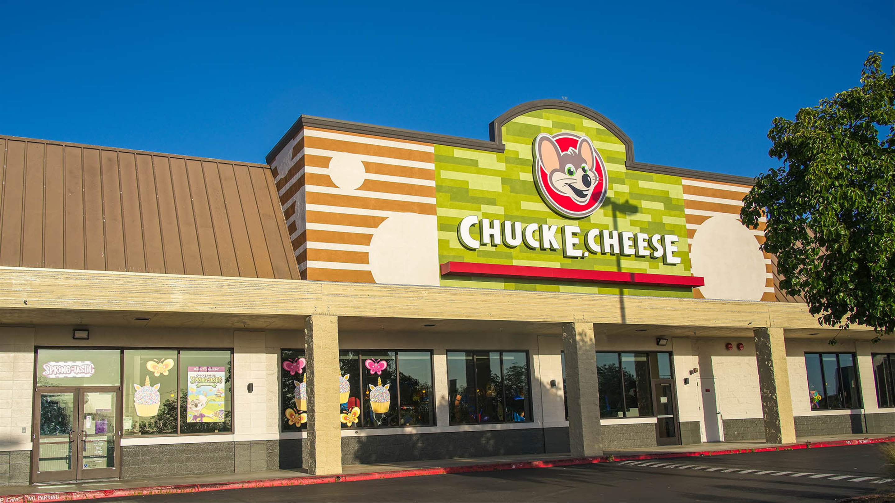 It's Official: Chuck E Cheese Is Bringing Its Pizzas and Arcade Games ...