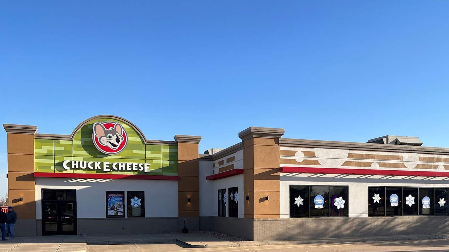 It's Official: Chuck E Cheese Is Bringing Its Pizzas and Arcade Games ...