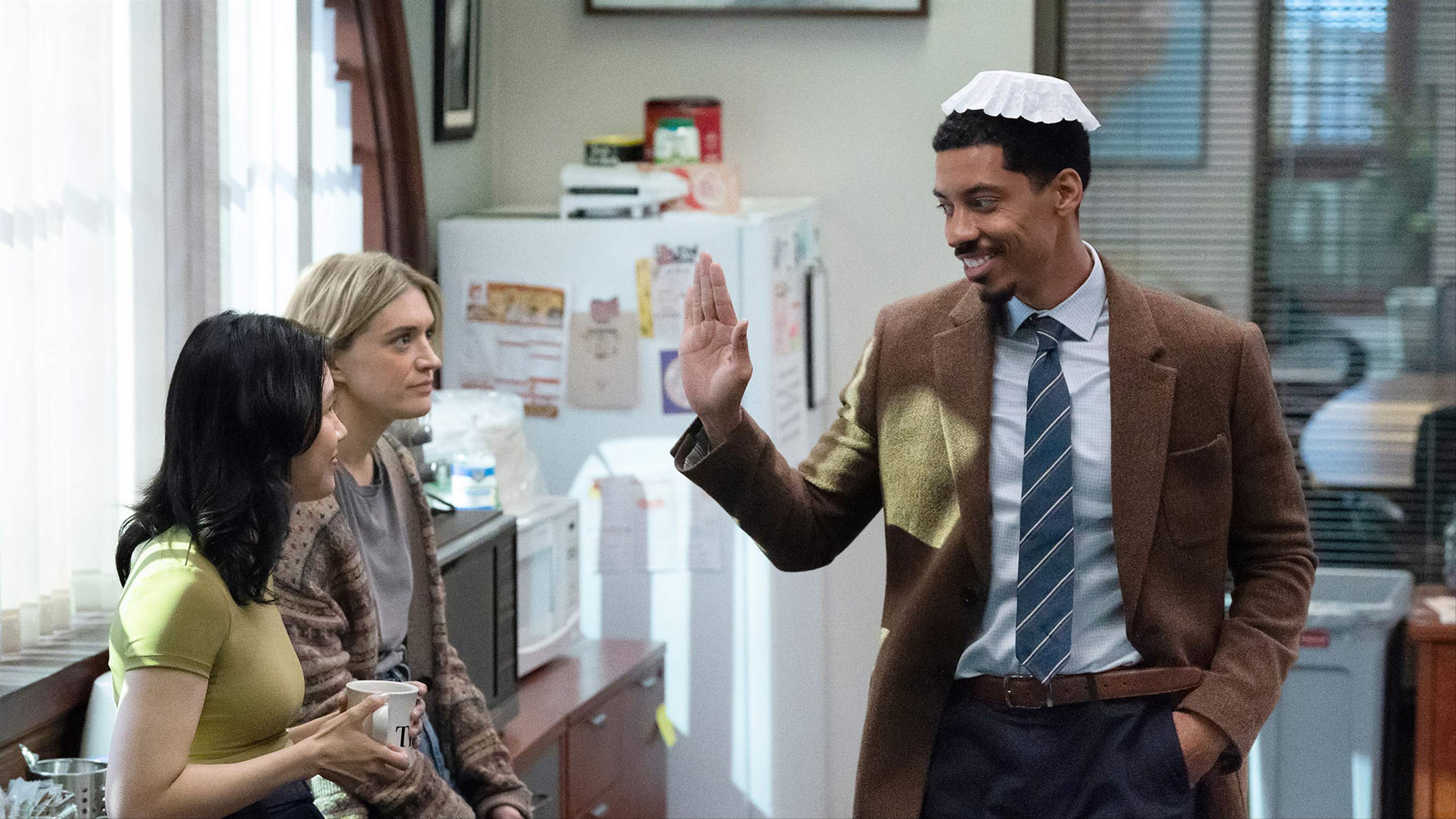 Clock On: The First Trailer for 'The Paper', the Newsroom-Set Spinoff ...