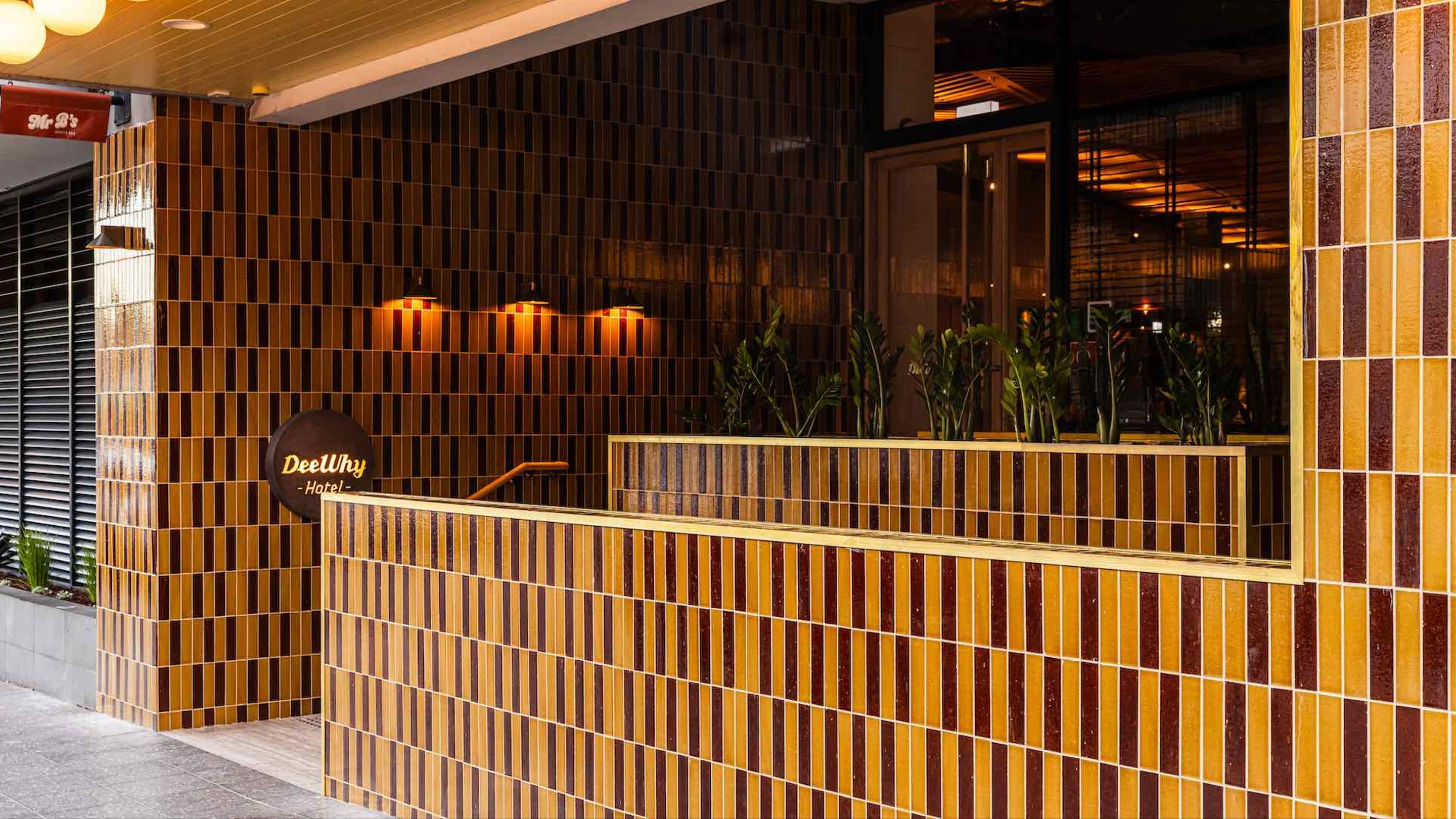 Dee Why Hotel, Dee Why Review