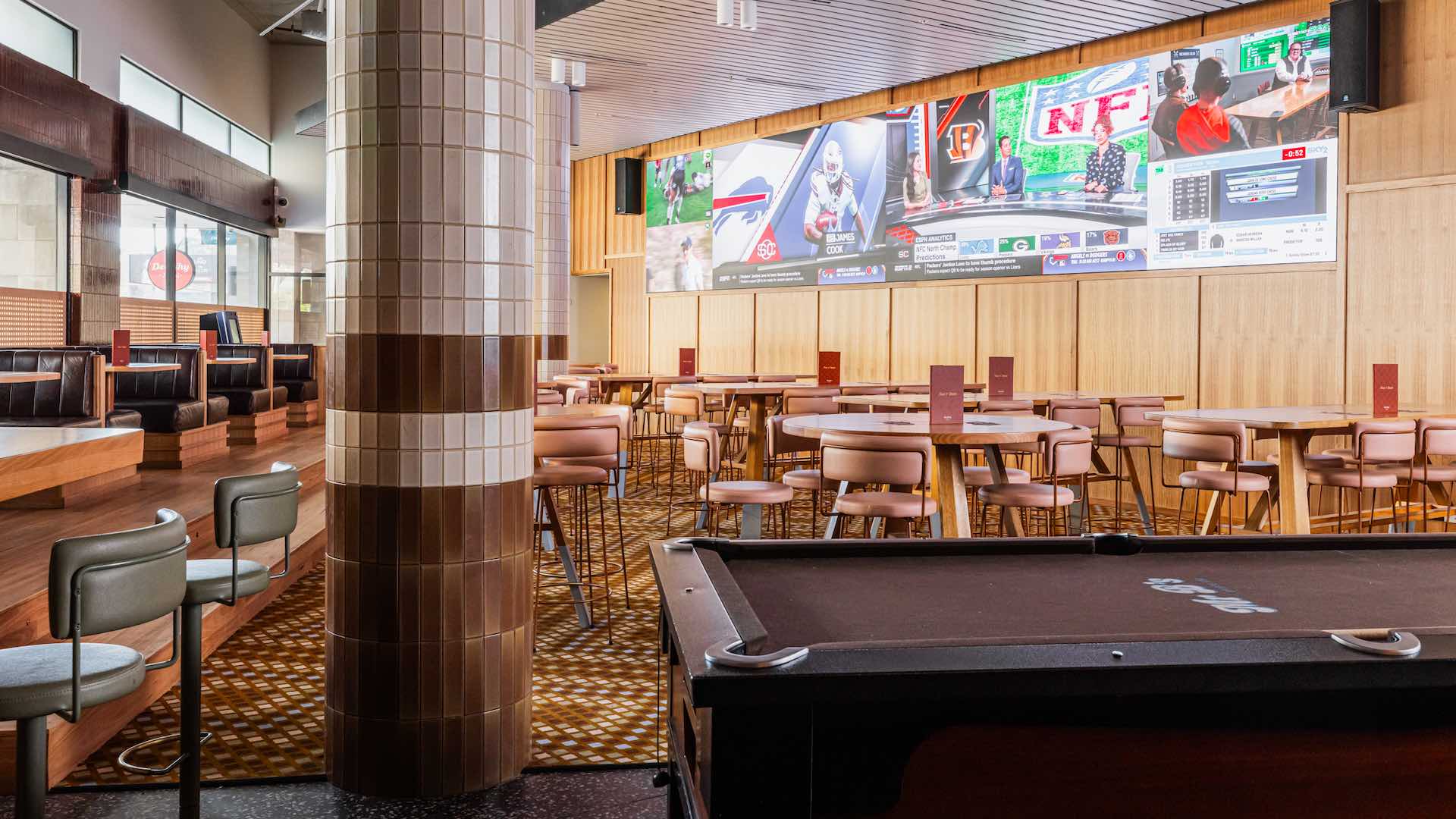 Dee Why Hotel, Dee Why Review